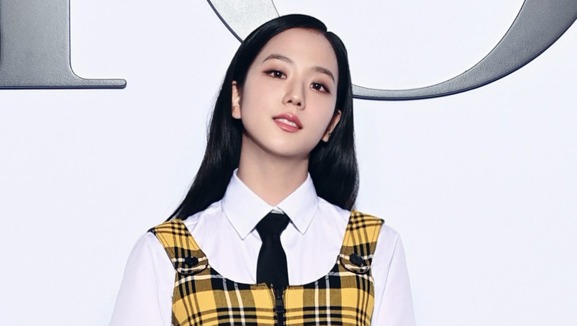 Jisoo的巴黎时装周之旅：以青春高校服展现复古魅力！ - NEXT TREND